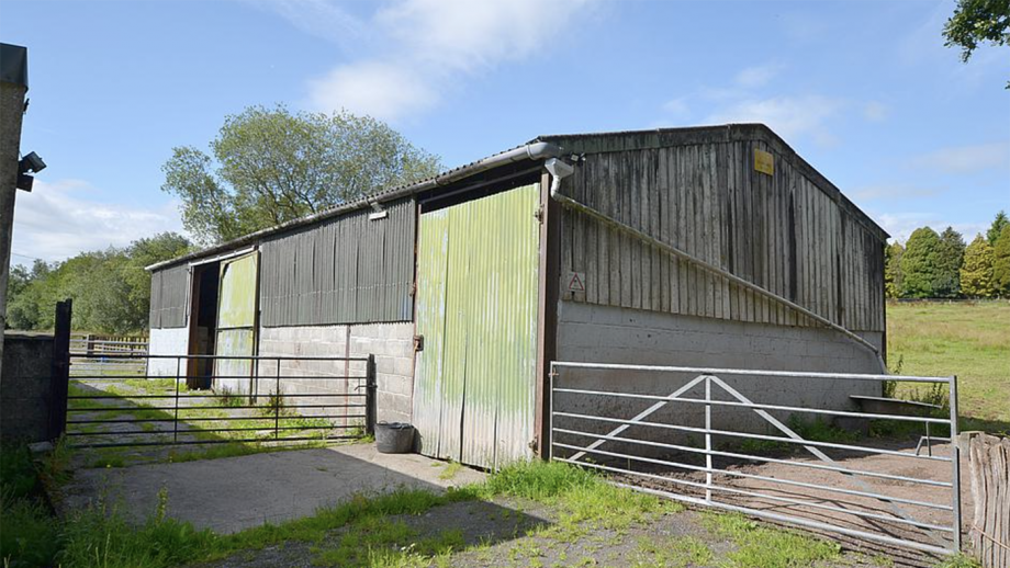 A three-bed home with 9 stables, 17 acres and an outdoor school with a ...