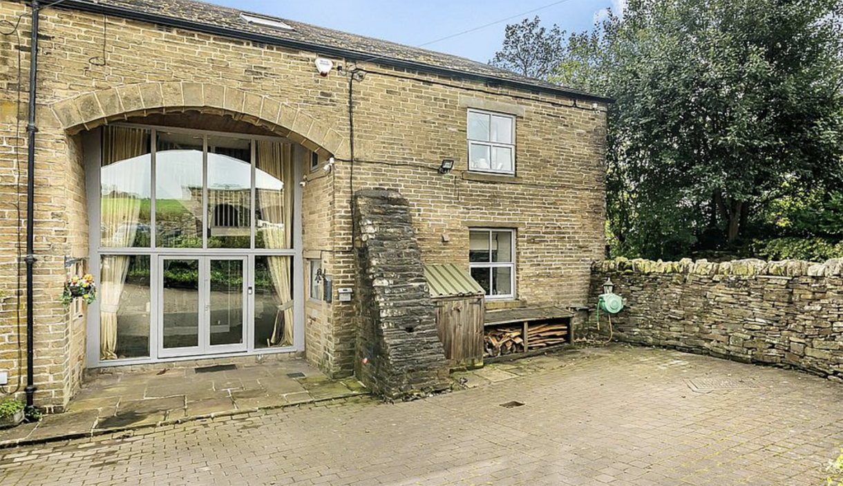 £600,000 for a barn conversion, stables, outdoor school and stunning ...
