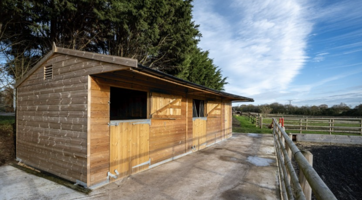 A well-located horsey home with arena, stables, swimming pool, tennis ...