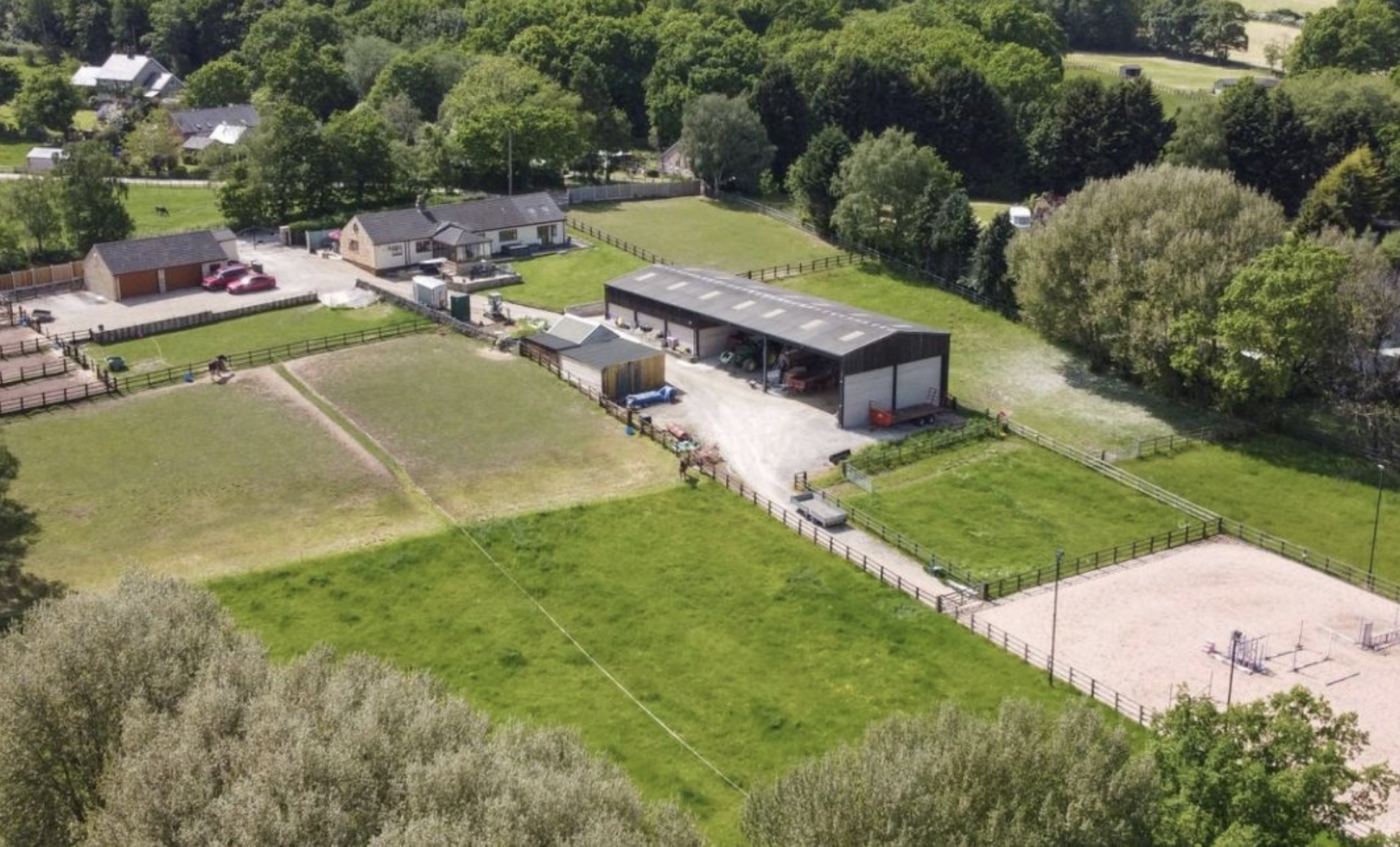 A 4-bed home complete with an arena, stables, grazing, hot tub and more ...