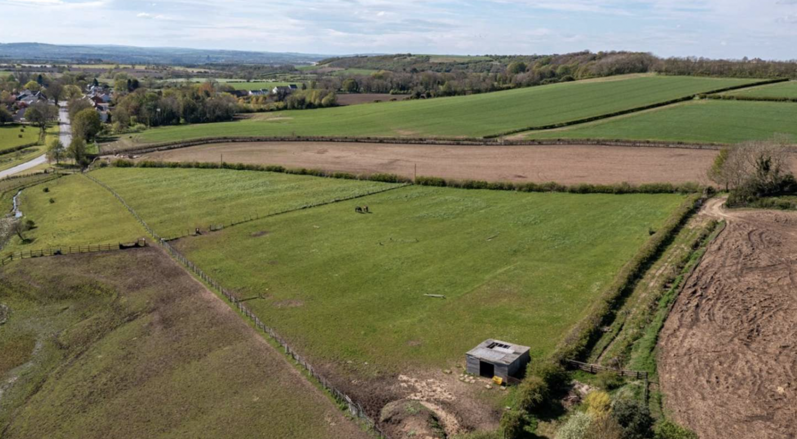 A cosy cottage with stables, grazing and more for £550,000 – sign us up ...