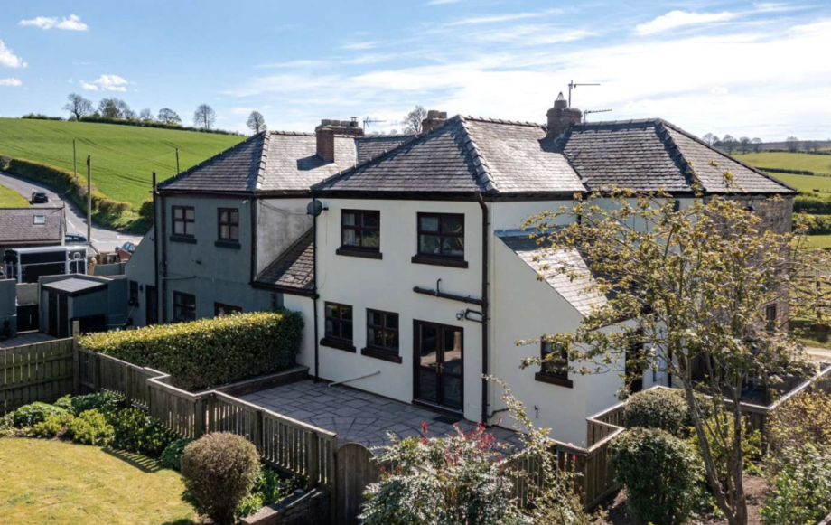 A cosy cottage with stables, grazing and more for £550,000 – sign us up ...