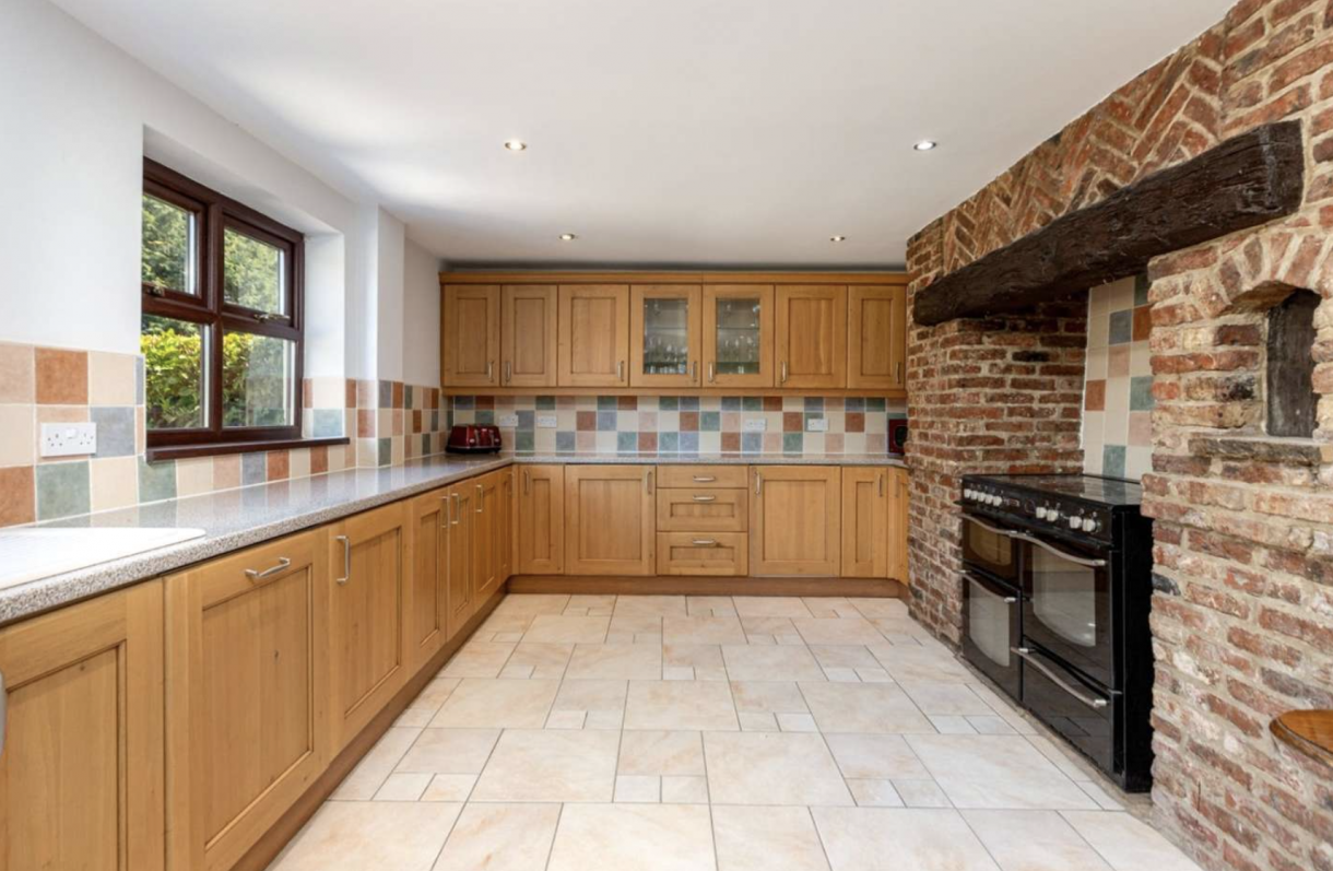 A cosy cottage with stables, grazing and more for £550,000 – sign us up ...