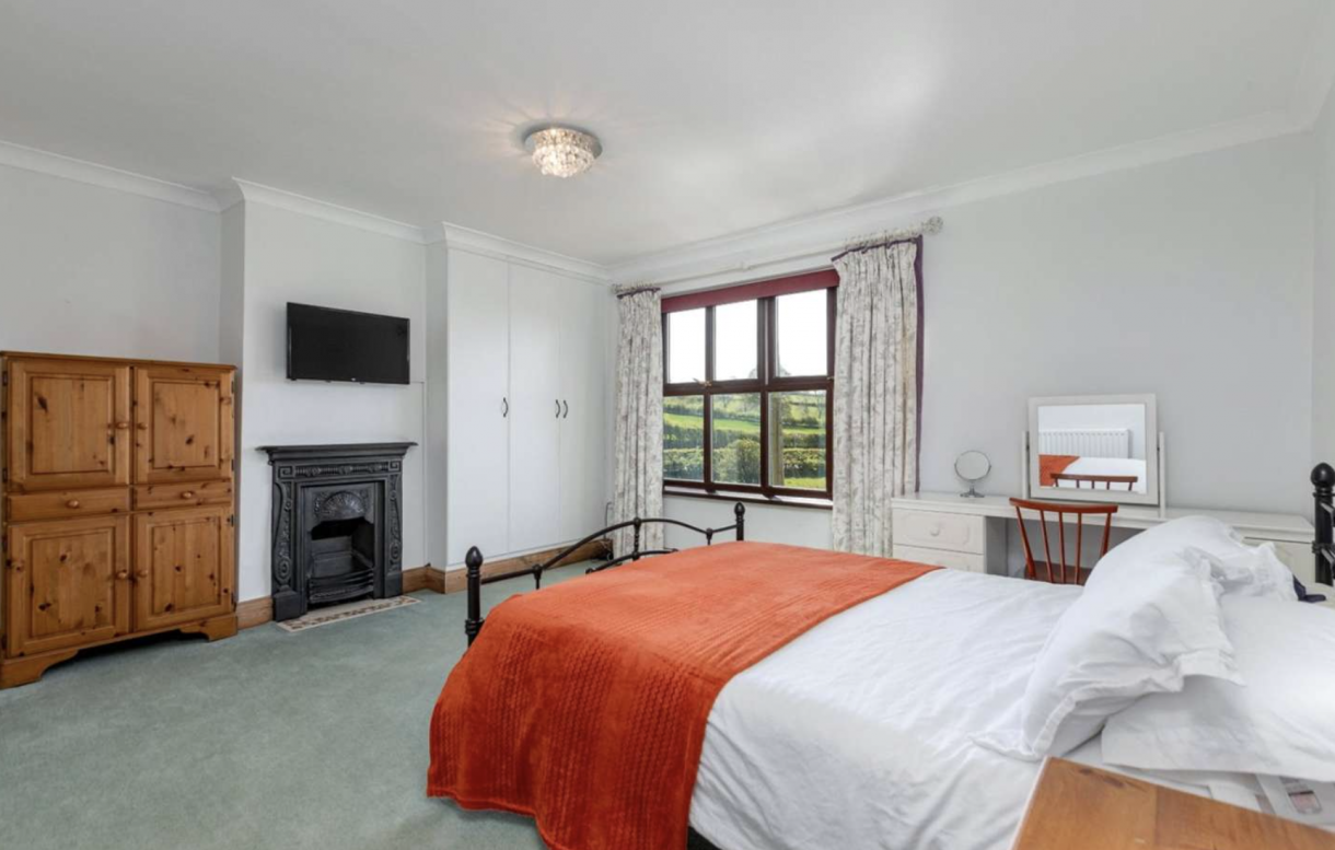 A cosy cottage with stables, grazing and more for £550,000 – sign us up ...