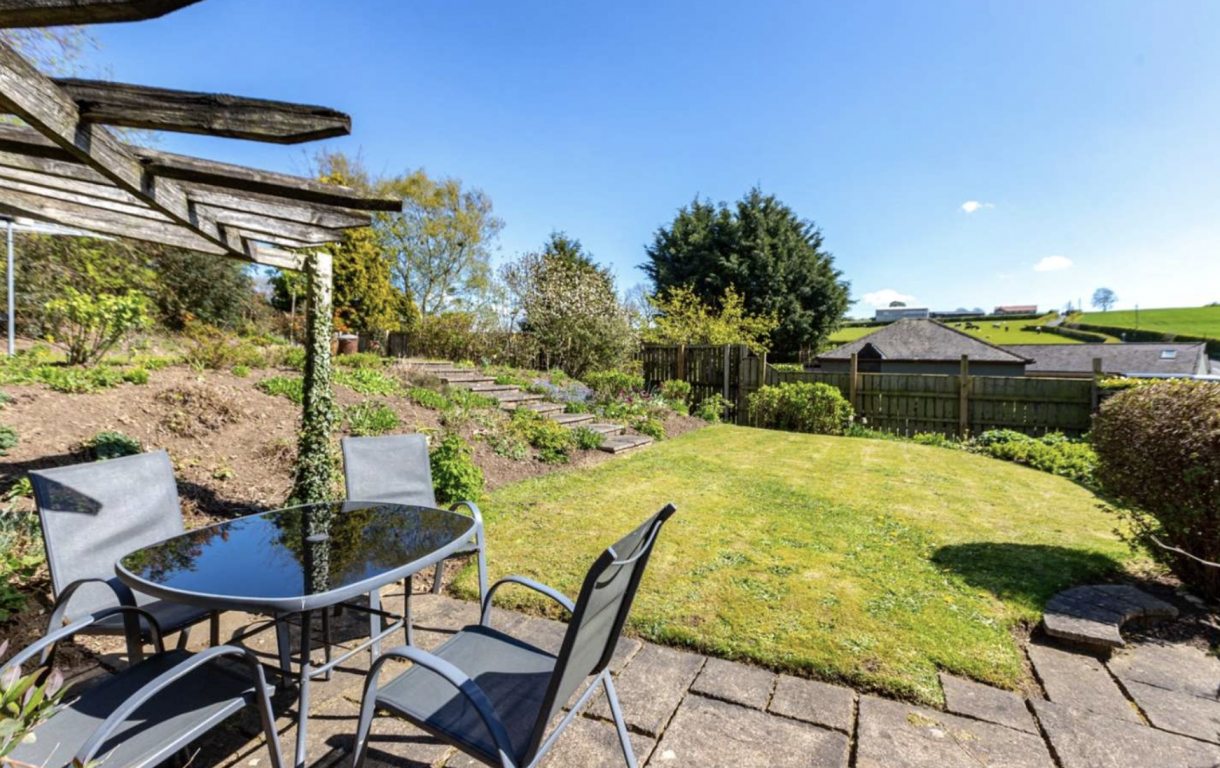 A cosy cottage with stables, grazing and more for £550,000 – sign us up ...