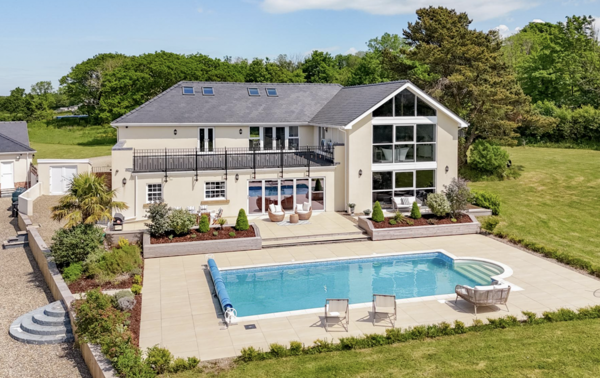 A flawless family home complete with stables, arena area, swimming pool ...