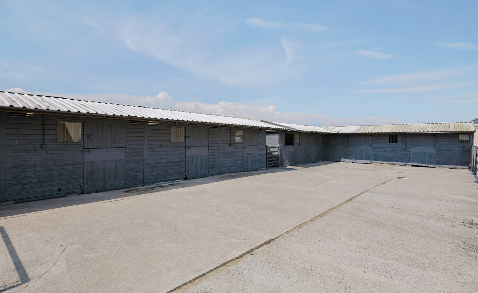 A flawless family home complete with stables, arena area, swimming pool ...