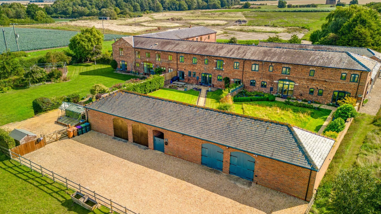 £595k for a four-bed home and perfect two-horse setup | Horse & Hound
