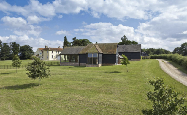 An estate of +225 acres with stables, arena, indoor pool, tennis court ...