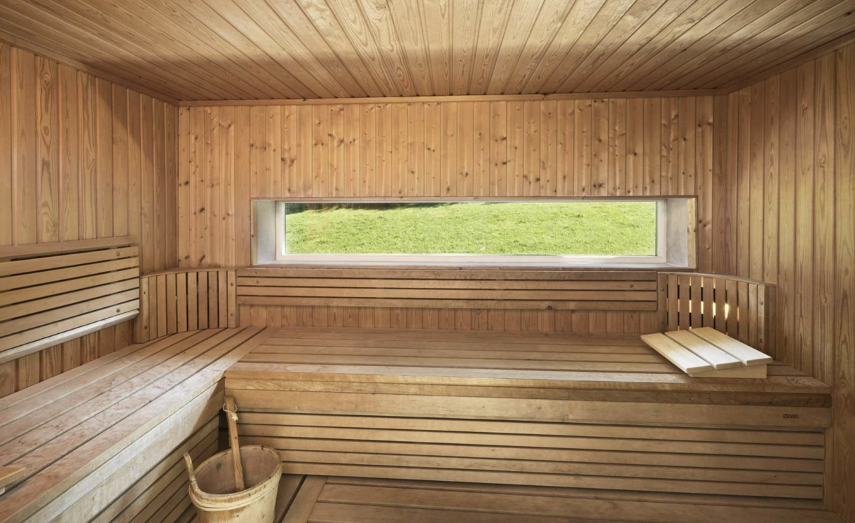 An estate of +225 acres with stables, arena, indoor pool, tennis court ...