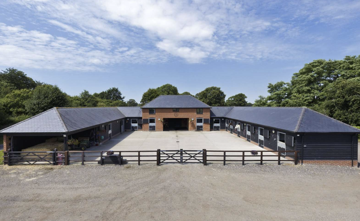 An estate of +225 acres with stables, arena, indoor pool, tennis court ...