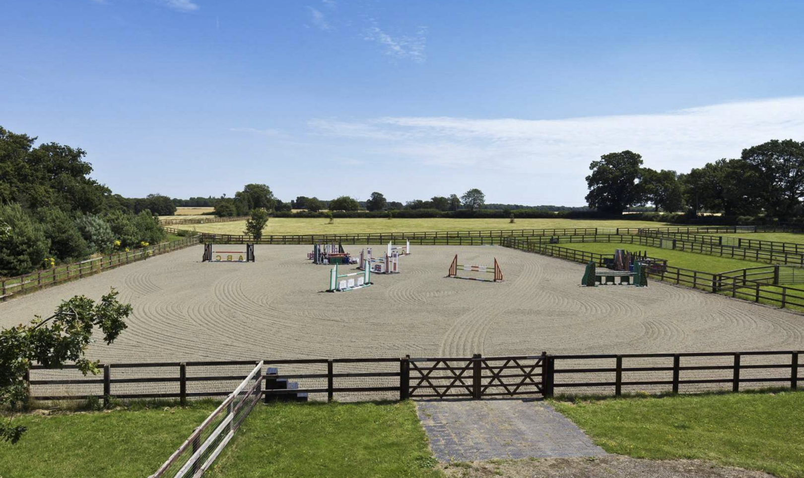 An estate of +225 acres with stables, arena, indoor pool, tennis court ...