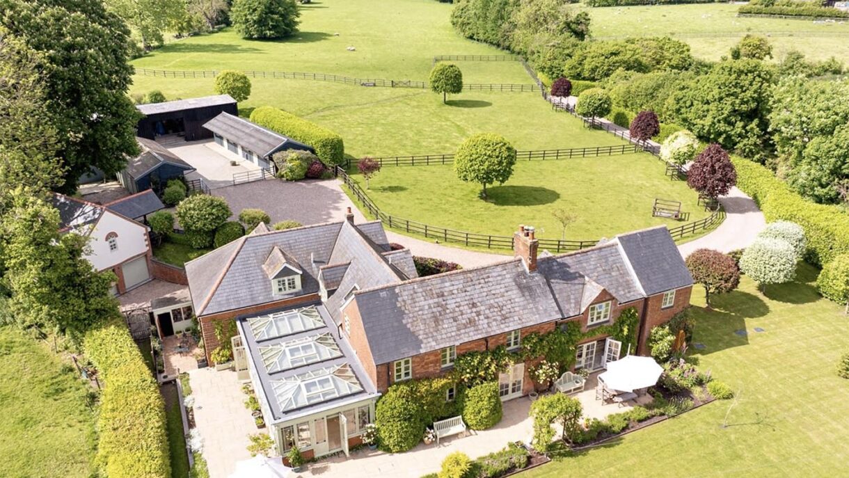 A beautiful country home complete with lovely stables, grazing and more ...