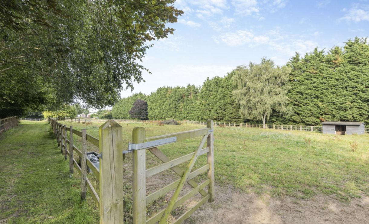 A beautiful semi-rural home complete with stables, arena, swimming pool ...