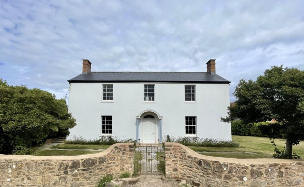 A stunning horsey home complete with stables, arena, grazing, pool and ...