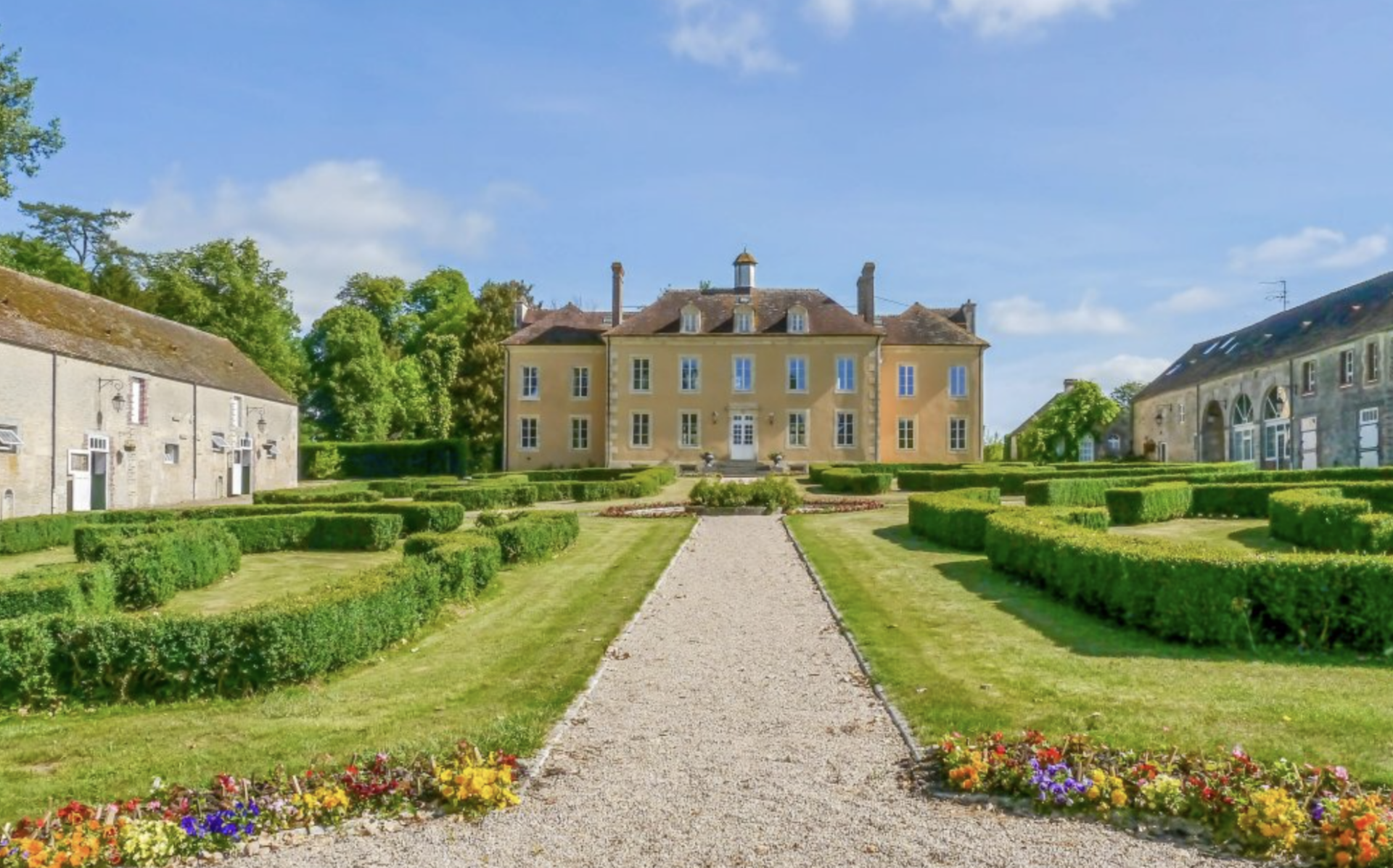 A breathtaking manor house with 54 stables, arena, pool, tennis court ...