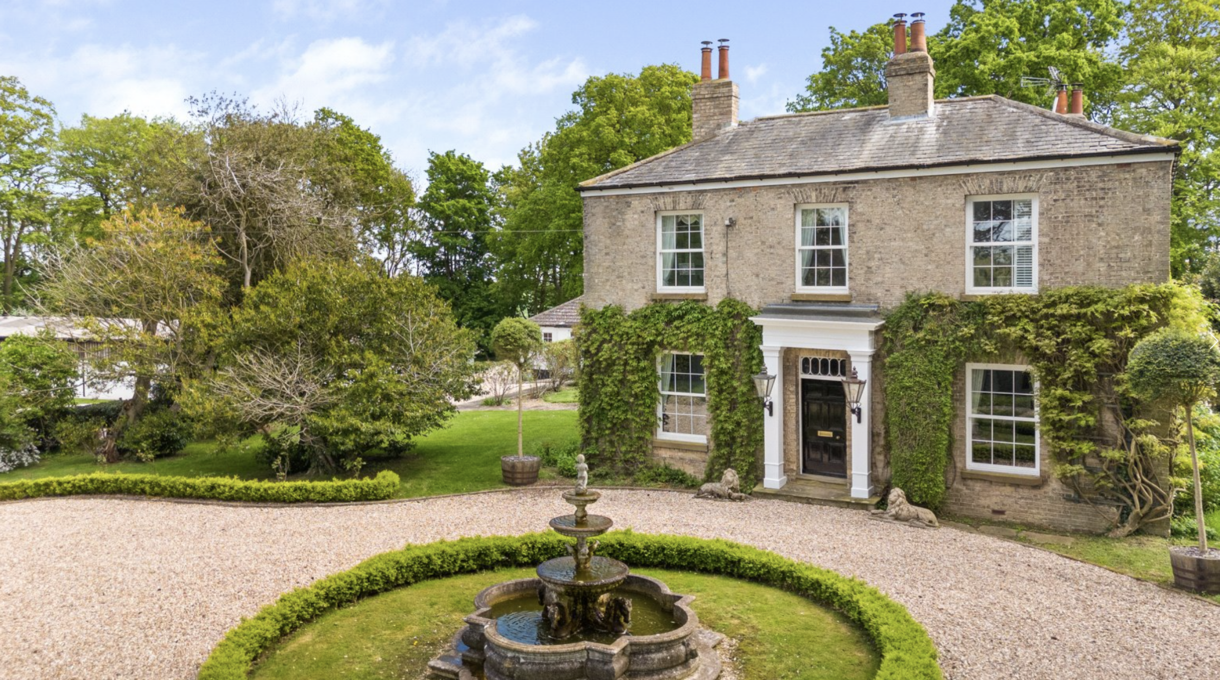 This place is the bee’s knees – check out a mega horsey home, complete ...