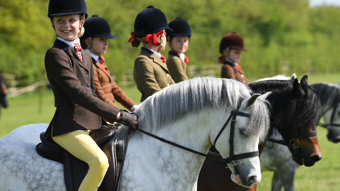 First-ridden pony training for successful transition from lead-rein classes