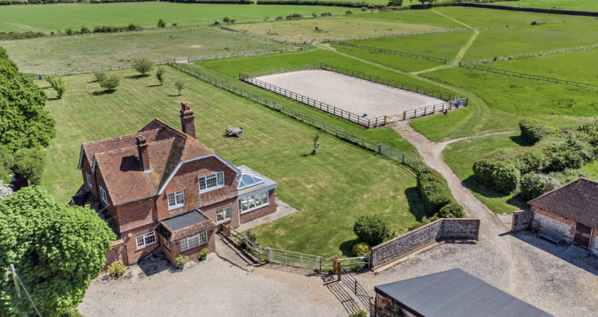 A detached family home with six stables, barn and arena in 9.67 acres