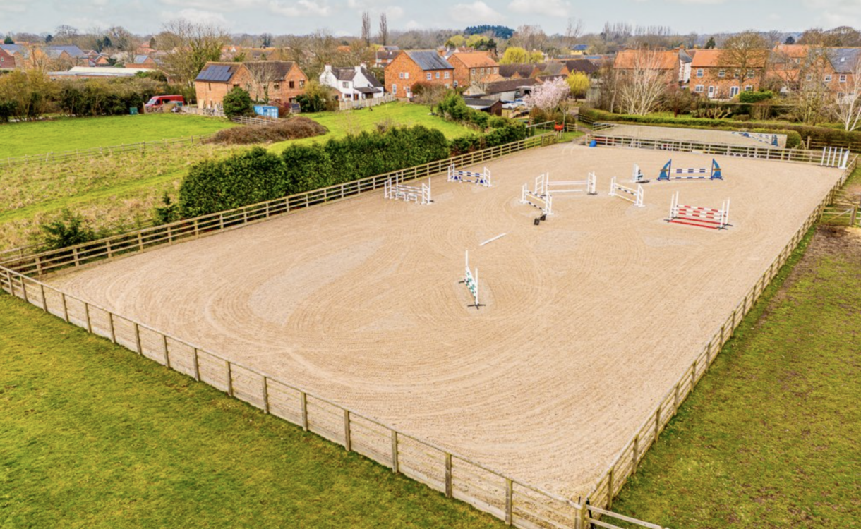 A family home with 6 stables, a big arena and paddocks for sale