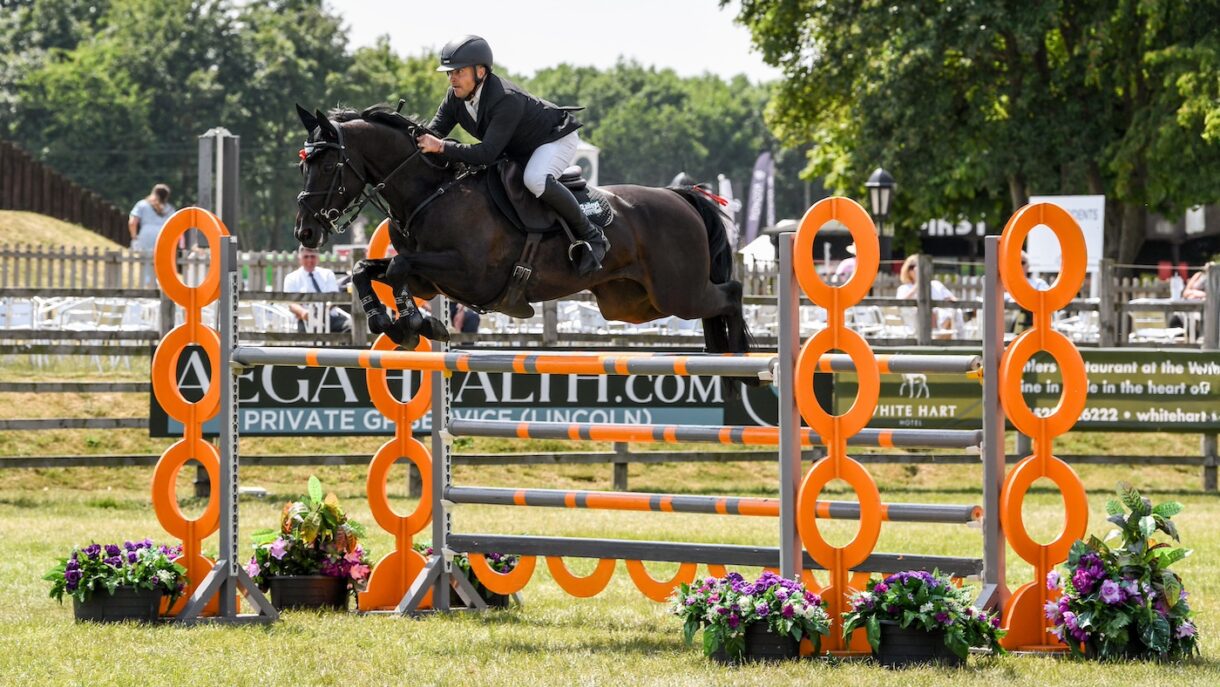 Top eventer picks up first 1.50m showjumping win with tiny horse who’s ...