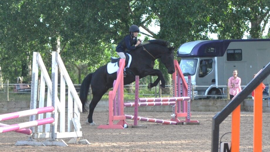 ‘Showing the world what’s possible’: teenage rider showjumps bridleless ...