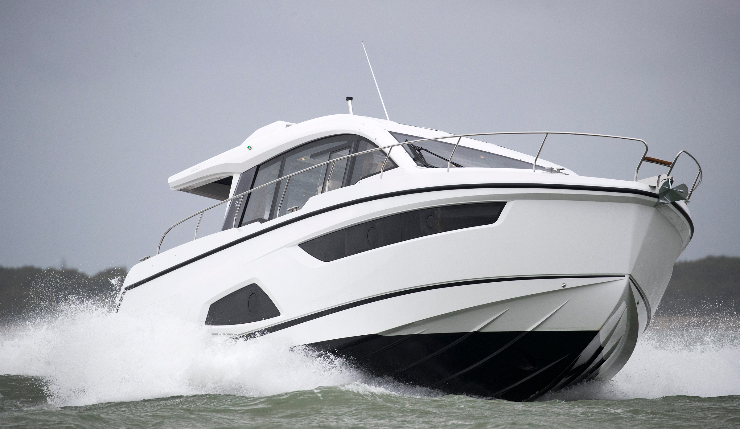 Sealine C430: Creature comforts abound on this thoroughly modern cruiser
