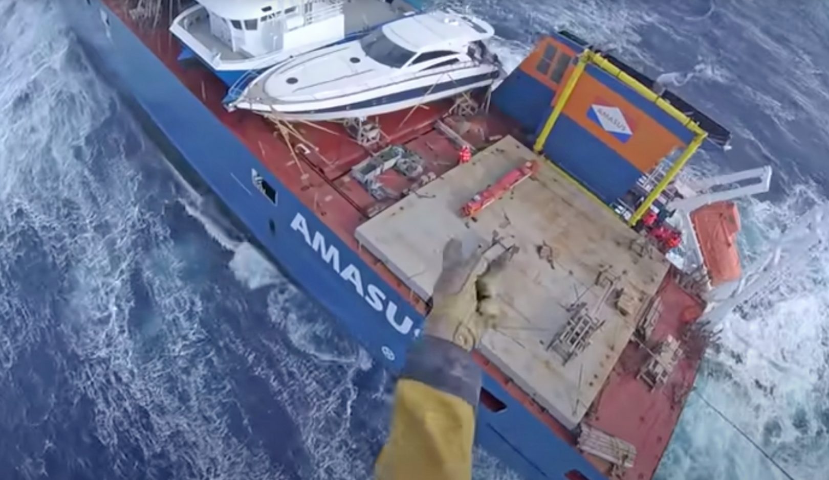 Eemslift Hendrika: Rescue video shows crew evacuation from transporter ship