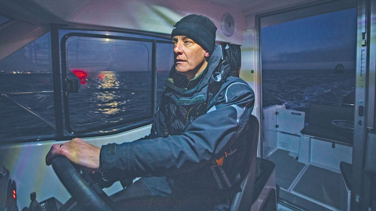 Driving a boat at night: How to enter a harbour after dark