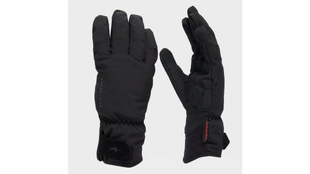 What to wear boating: Essential clothing guide for a day on the water