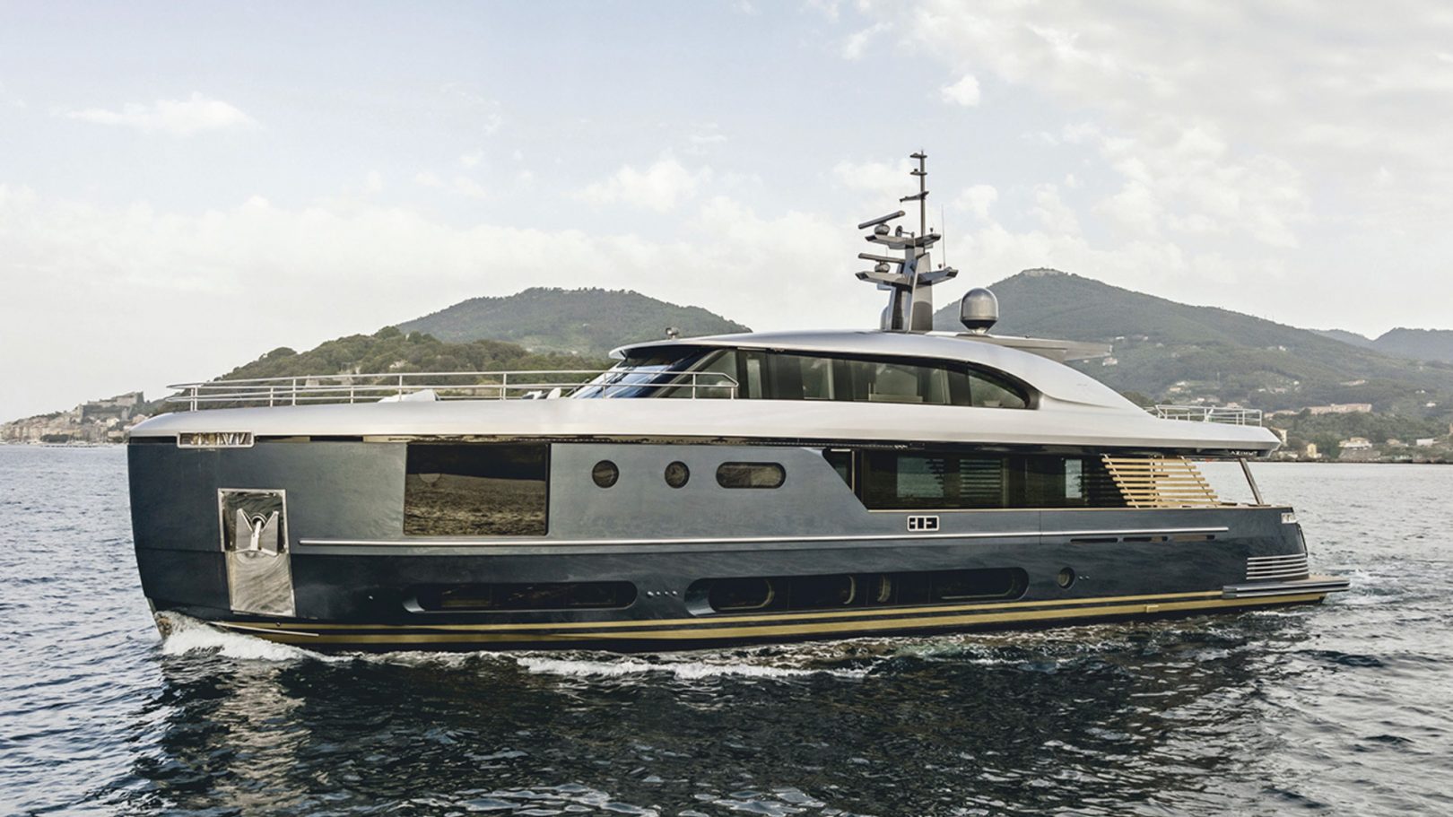The long-awaited Azimut Magellano 30 Metri finally shows-up at the ...