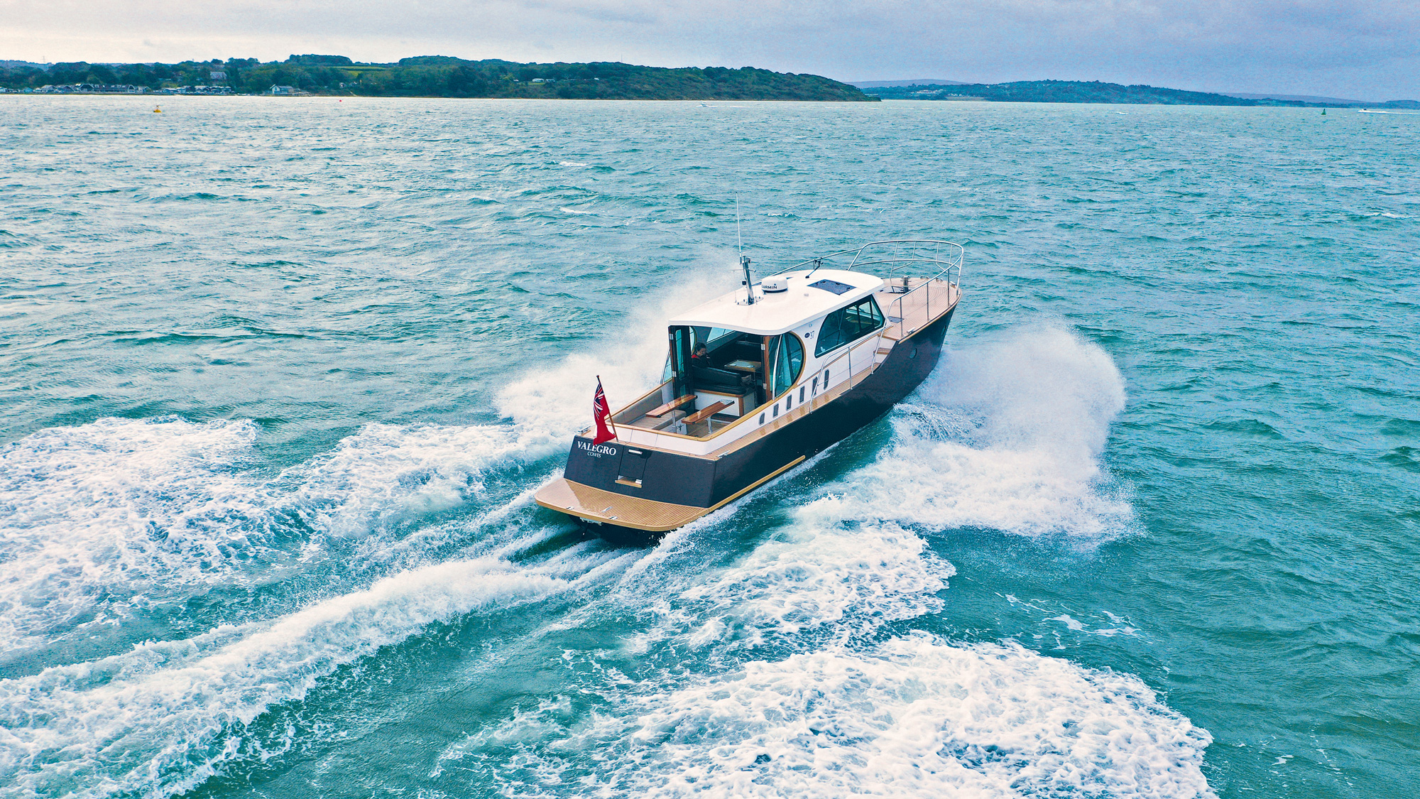 How to navigate overfalls in a motorboat: 6 top tips