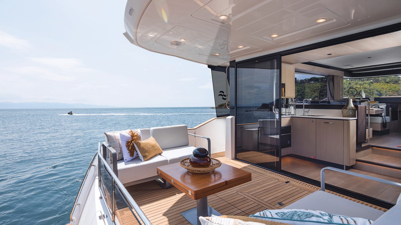 Sirena 48 Hybrid Coupé: World's first production motor yacht with ...