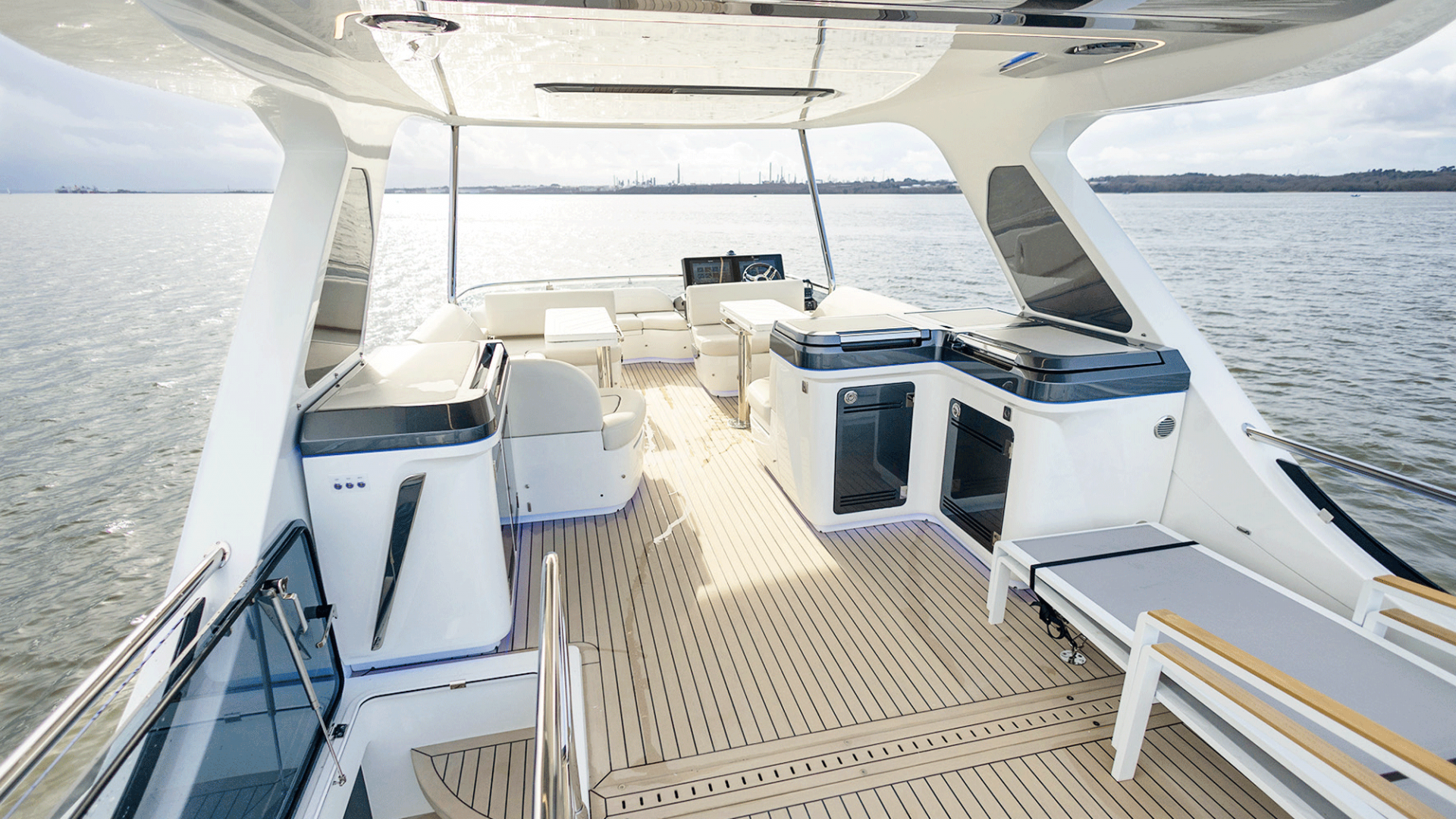 Galeon 560 Fly first look: Light galore with unexpected views → Boat Lyfe®