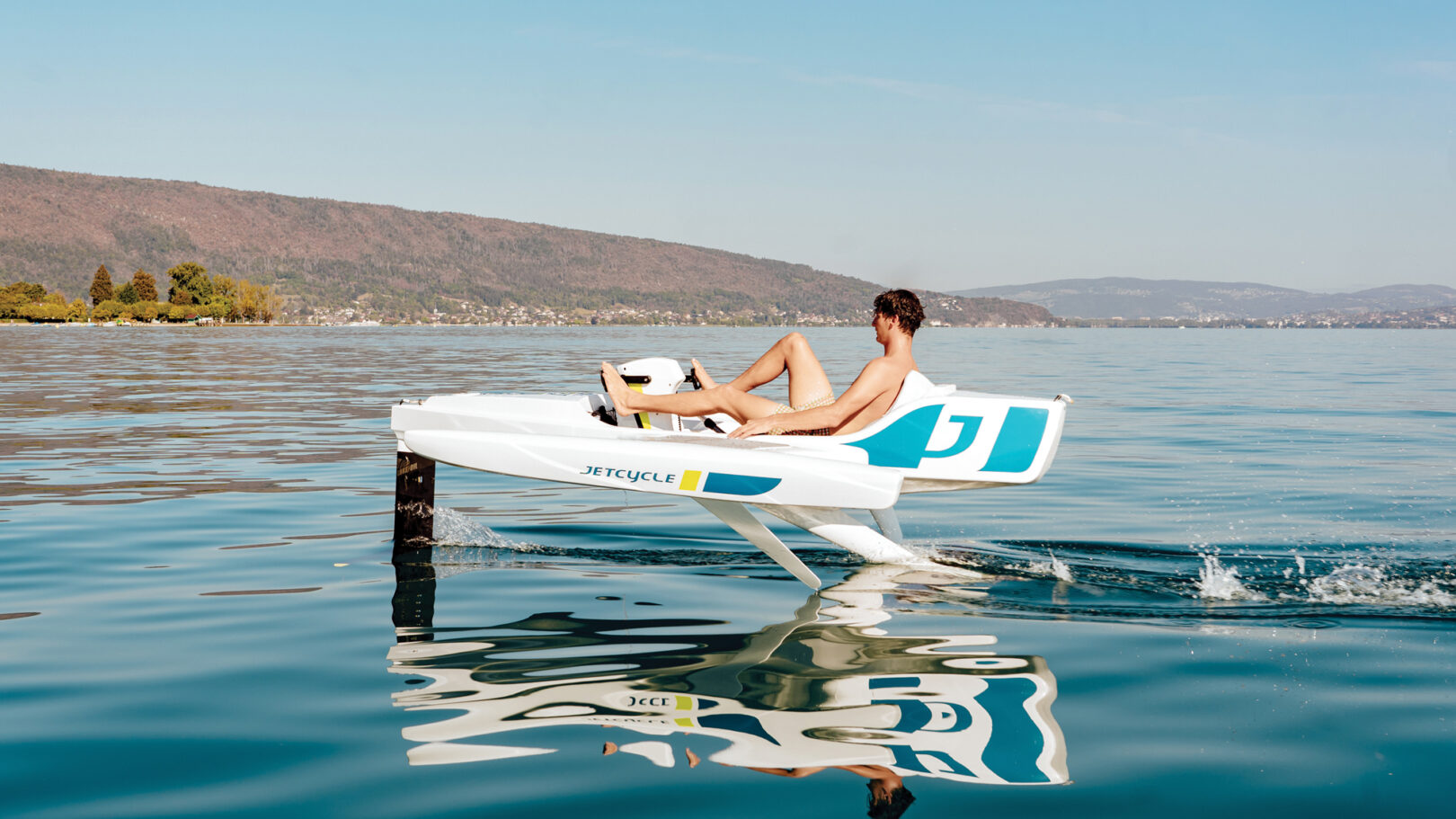 Toy of the Month E-JetCycle – hydrofoiling pedalo gets electric boost