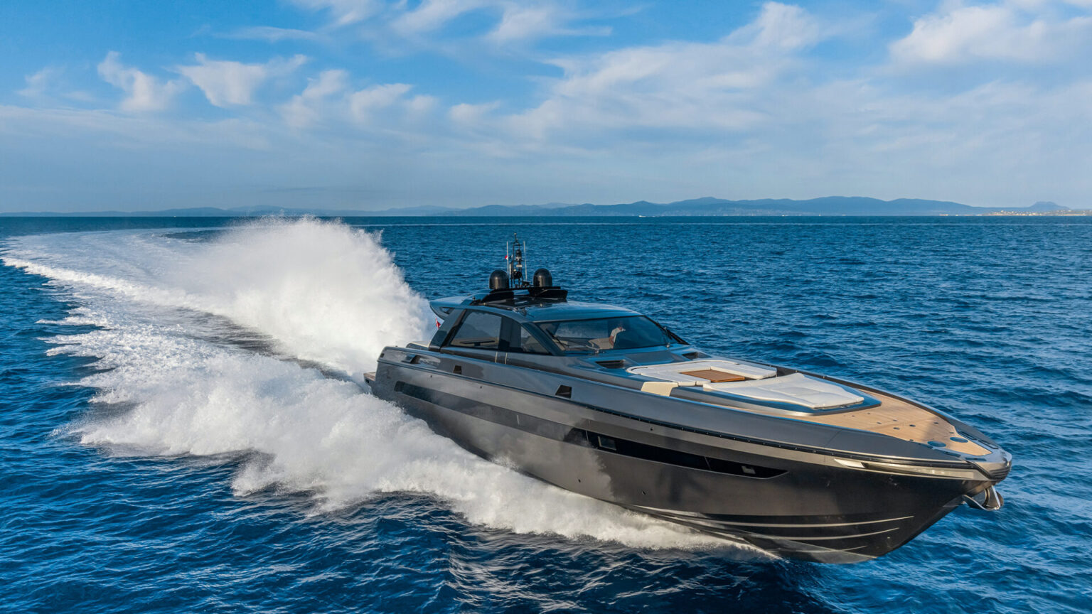 5 of the fastest motor yachts tested: 40+ knot motor yachts
