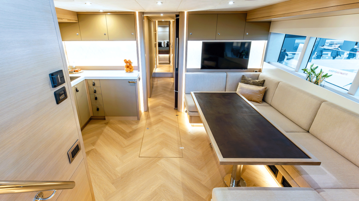 Steeler B62 Beach Club: You can drive this boat from the bow on a leather sofa