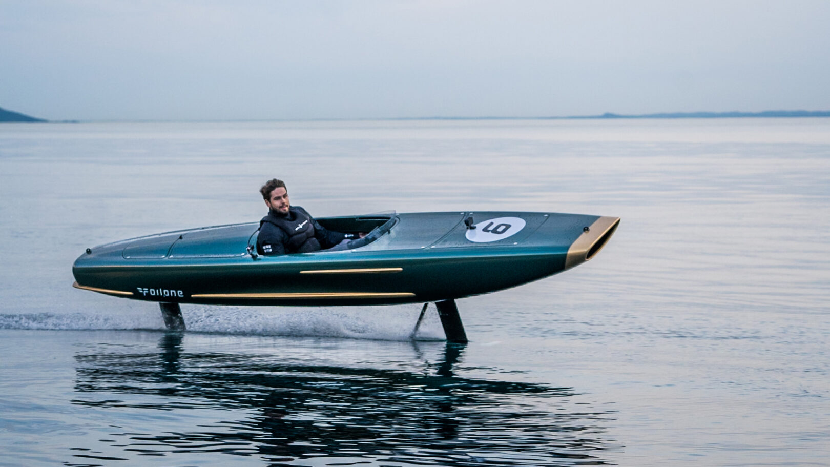This new electric foiling boat looks like an old-school F1 car and ...