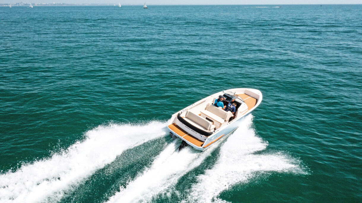 How to drive a motor boat with a stepped hull - Motor Boat & Yachting