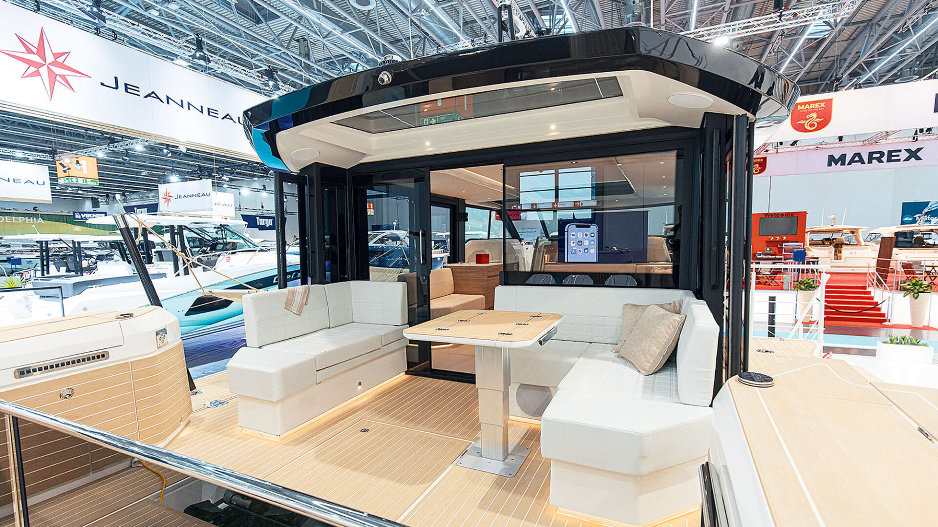 New Saxdor 460 GTC: Leisure-oriented adventure boat with port-side hammock