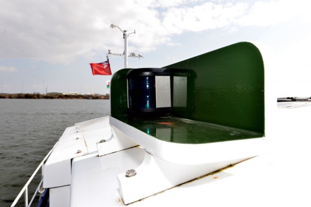 Tug Yacht 33 - Proper nav lights and a mast aft for antennas etc ...