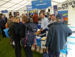 Thousands flock to sunshine-filled 40th Beaulieu Boatjumble - Practical ...
