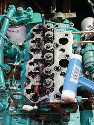 How to remove a marine diesel cylinder head step by step