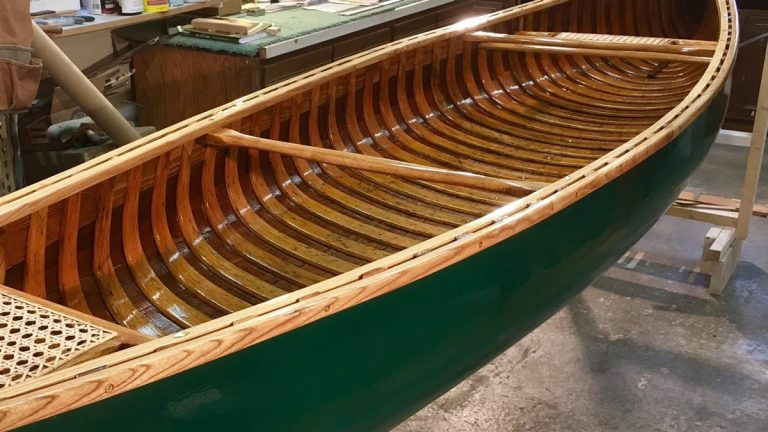 Painting and varnishing a boat: how to get the perfect finish ...