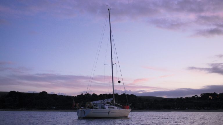 The best boat anchor types for different types of cruising & their pros ...