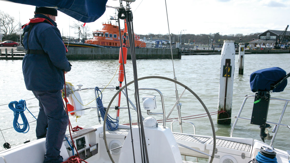 How to pick up a pile mooring - Practical Boat Owner