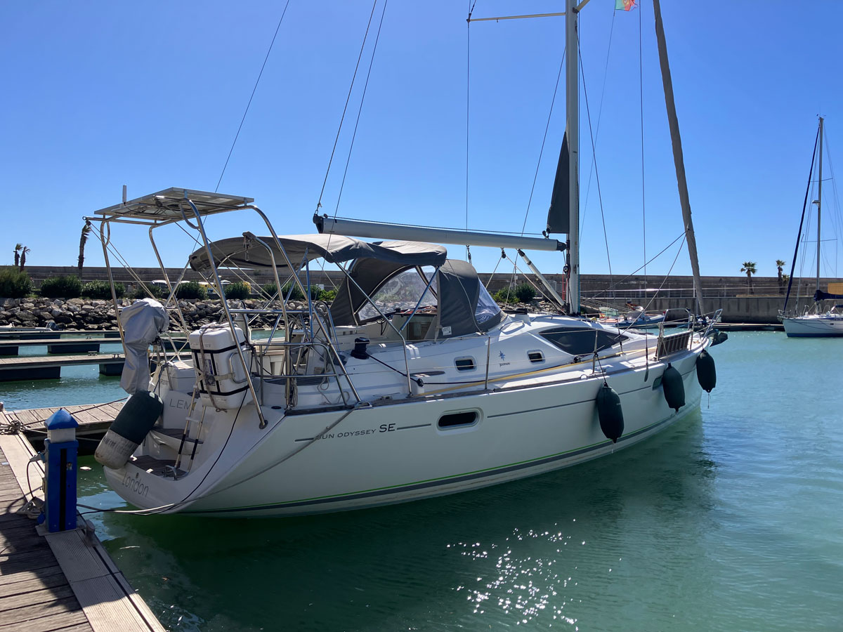 Problems with ageing bonded boat windows on the Jeanneau Sun Odyssey 42 ...