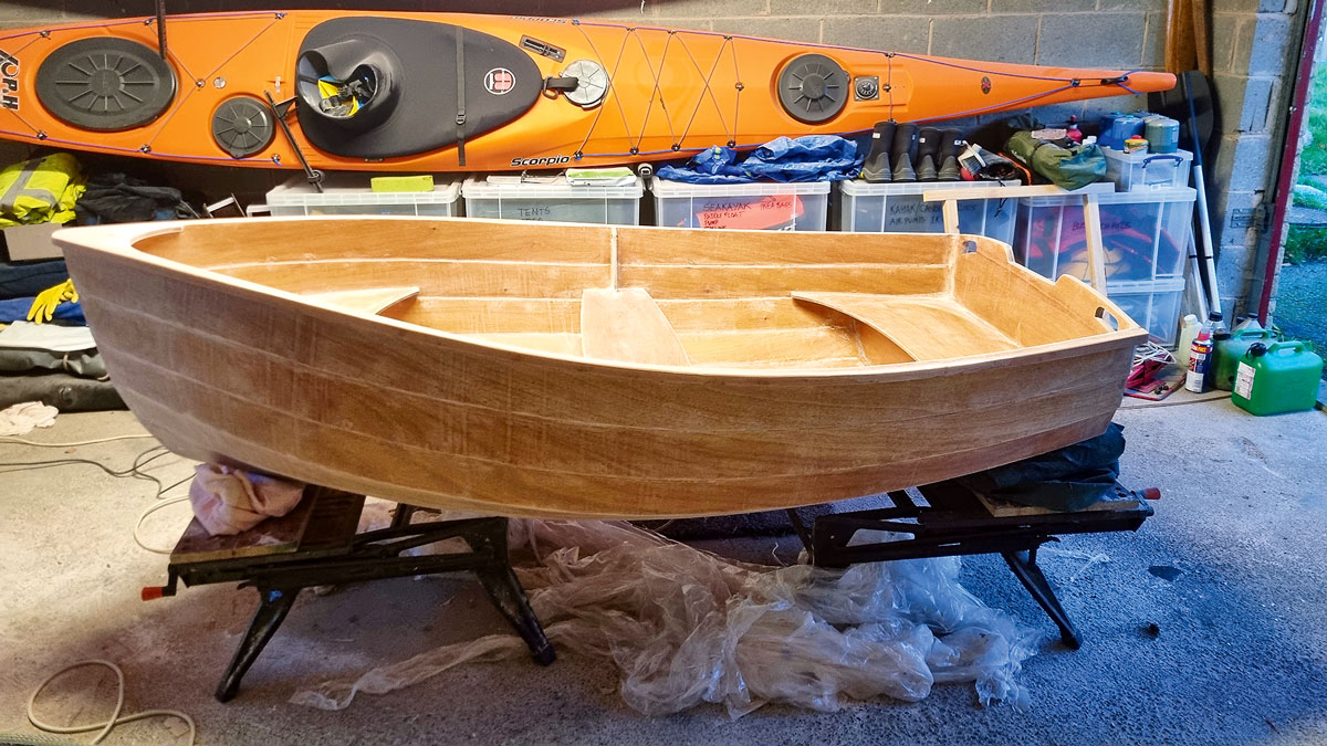 Painting and varnishing a boat: how to get the perfect finish ...