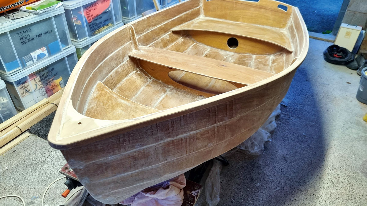 Painting and varnishing a boat: how to get the perfect finish ...