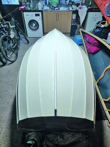 Painting and varnishing a boat: how to get the perfect finish ...